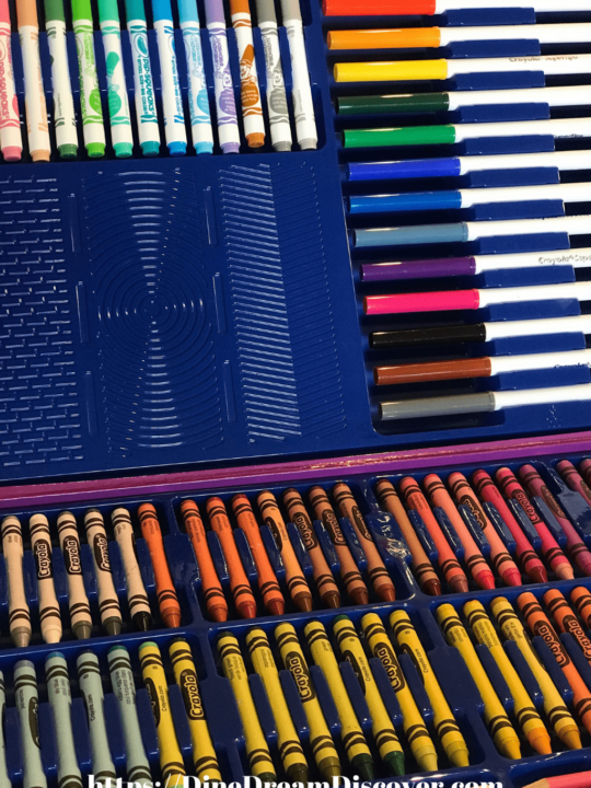 Crayola Glitter Dots Keychains - Dine Dream Discover